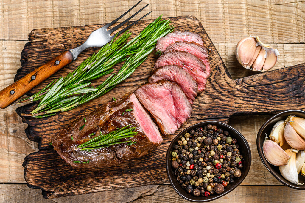 Filet d'agneau rôti accompagné d'une salade de légumes méditerranéenne